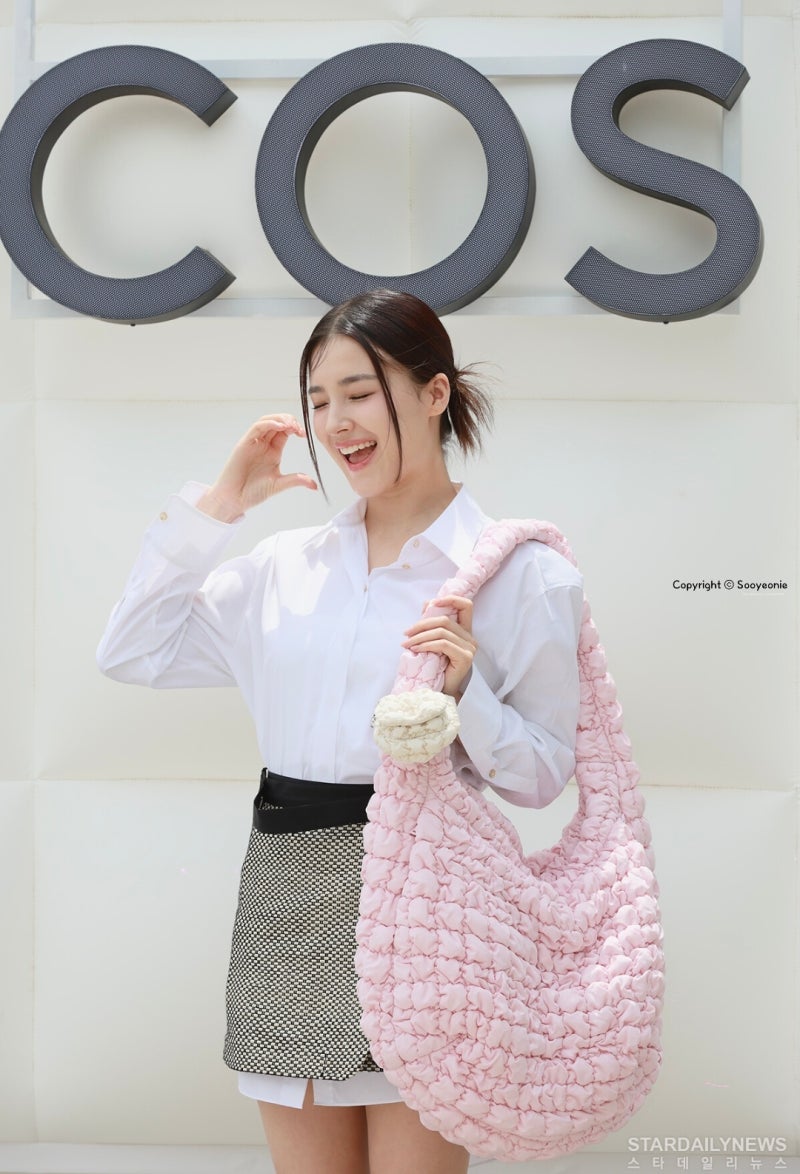 Cos 코스 퀼티드 미니백 크로스바디 초미니 신상 컬러 팝업 스토어 키링까지 역시 구름백 네이버 블로그